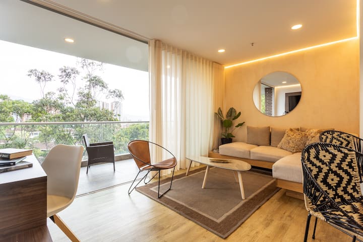 King Bed, A/c, Fast Wifi & Skyline Views - Medellín, Colombia