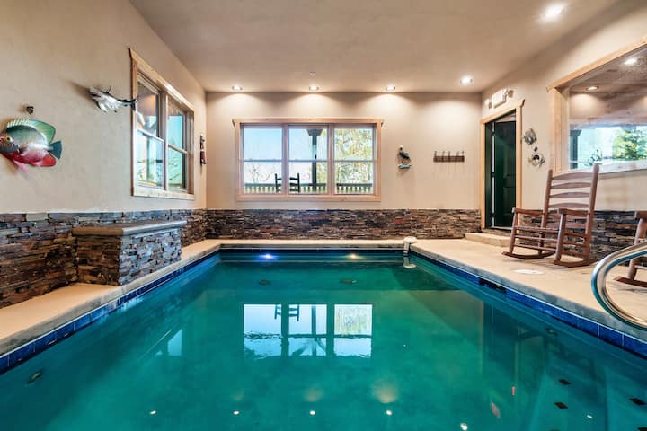 Fun Family Cabin 20 Guests + Arcade & Pool - Gatlinburg, TN