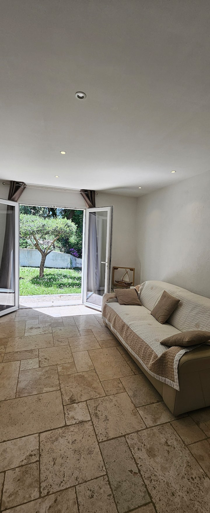 Cannes , La Roquette / Siagne. 2 Pièces Dans Villa - La Roquette-sur-Siagne