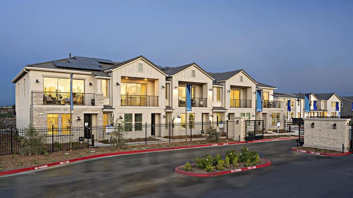Modern Townhome - 3br/2ba W/ Pool & Garage Parking - Fresno, CA