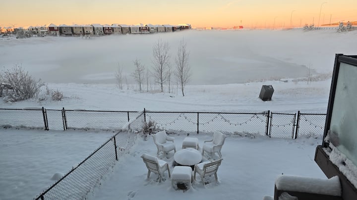 Charming Retreat By The Pond, 5 Min To Airport - Calgary