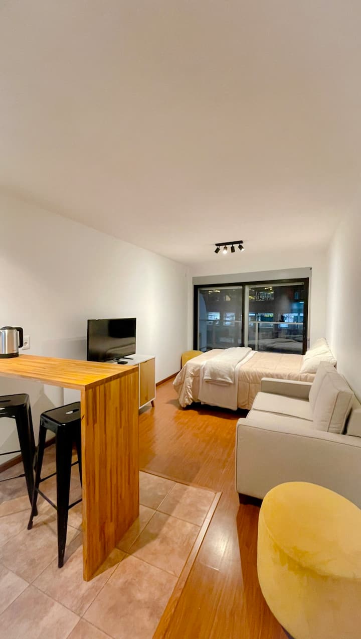 Apto En Cordón, Buena Ubicación - Montevideo