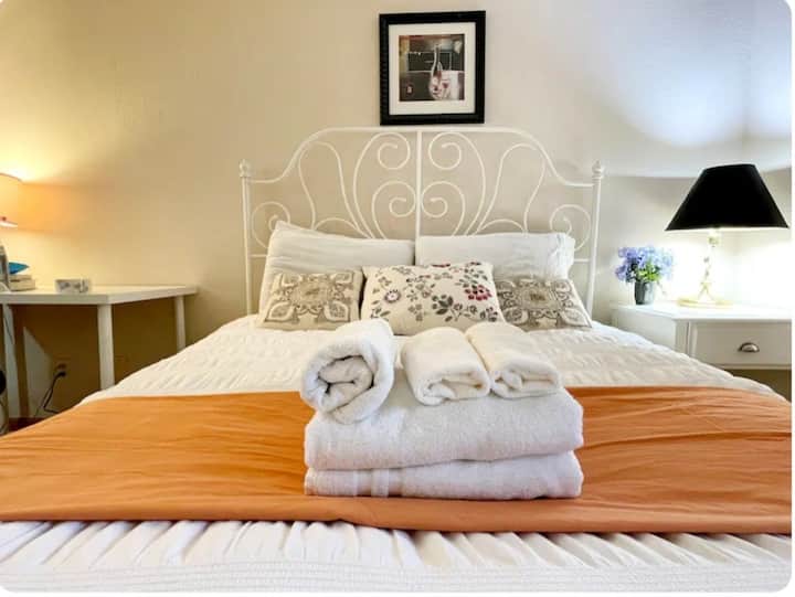 Private Bedroom Downtown Fremont - Fremont, CA