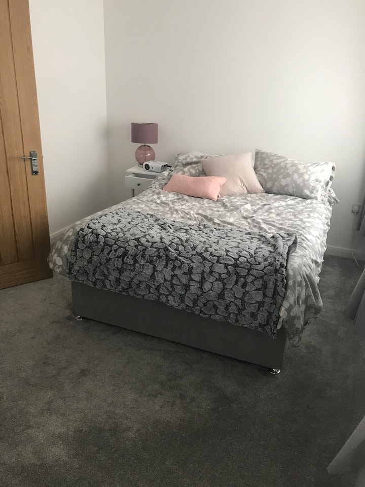 Beautiful Room In House - Nuneaton
