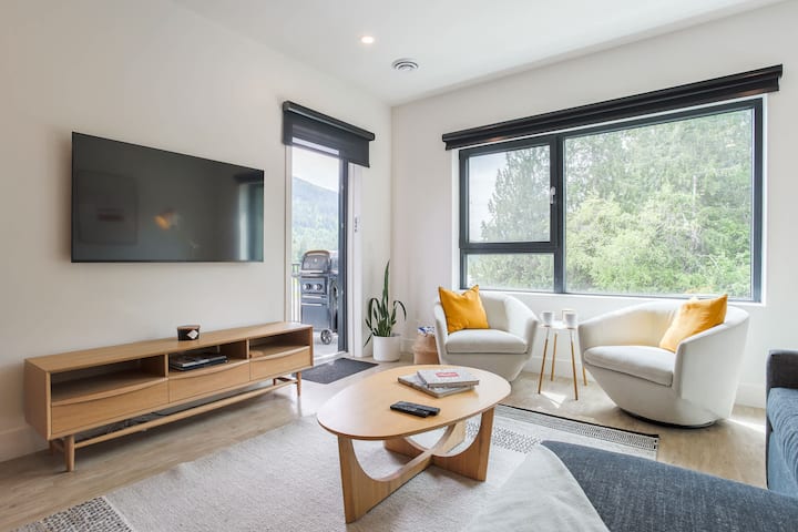 Le Refuge - Revelstoke Condo With Hot Tub - Revelstoke