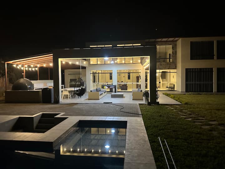 White House- Hermosa De  Campo De Estreno - Peru