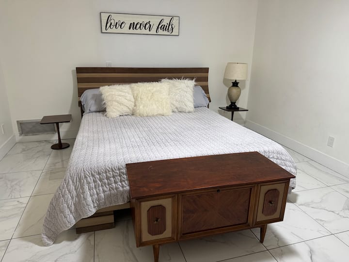 King Suite Beach Oasis | Private Entrance + Patio - Venice, FL