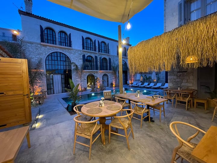 Havuz Manzaralı Küvetli Muhteşem Otel Odası - Alaçatı