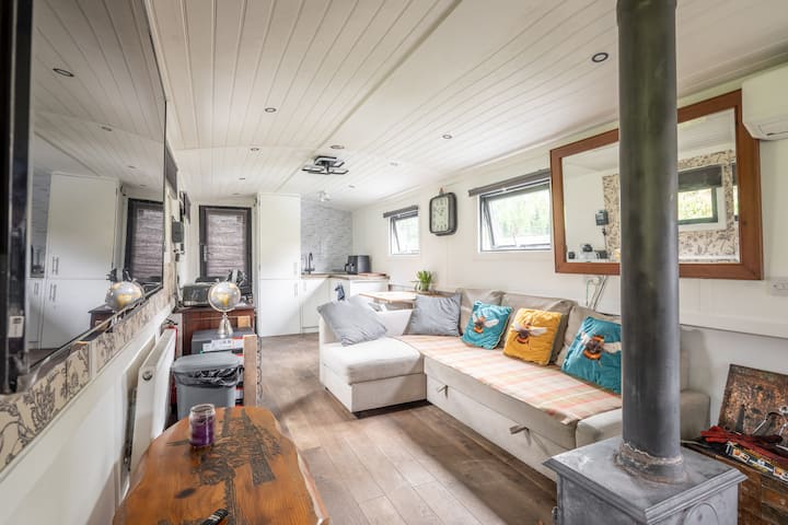 Central Cambridge Widebeam Houseboat - Cambridge