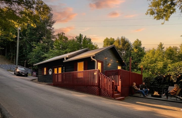 Sleeps 5 | Hot Tub • Fire Pit • Arcade Games - Pigeon Forge, TN