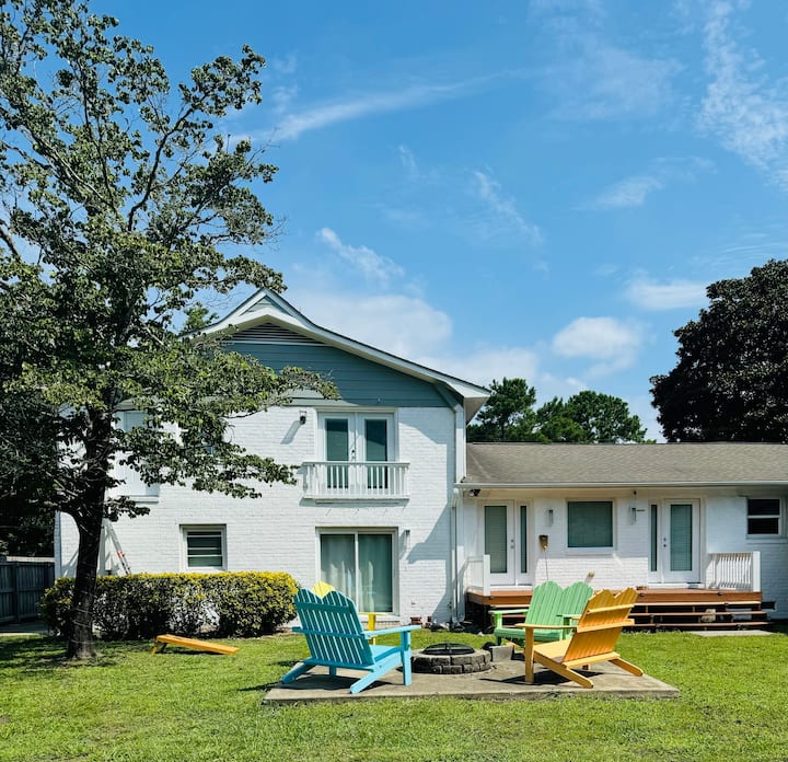 Spacious 3 Full Bath 5 Br Home - Wilmington, NC