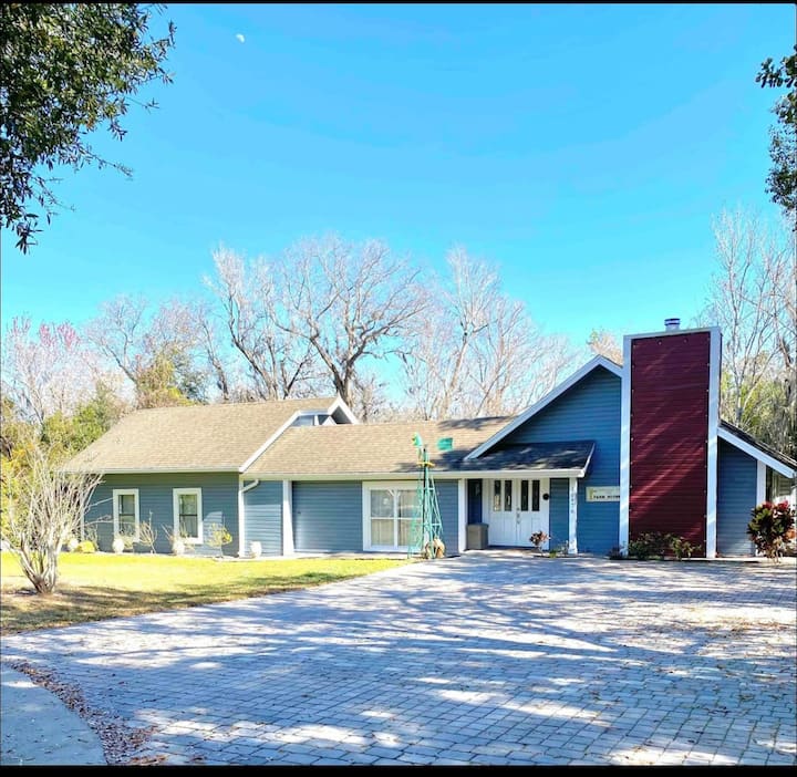 Beautiful 4 Bedroom Farm House - Windermere, FL