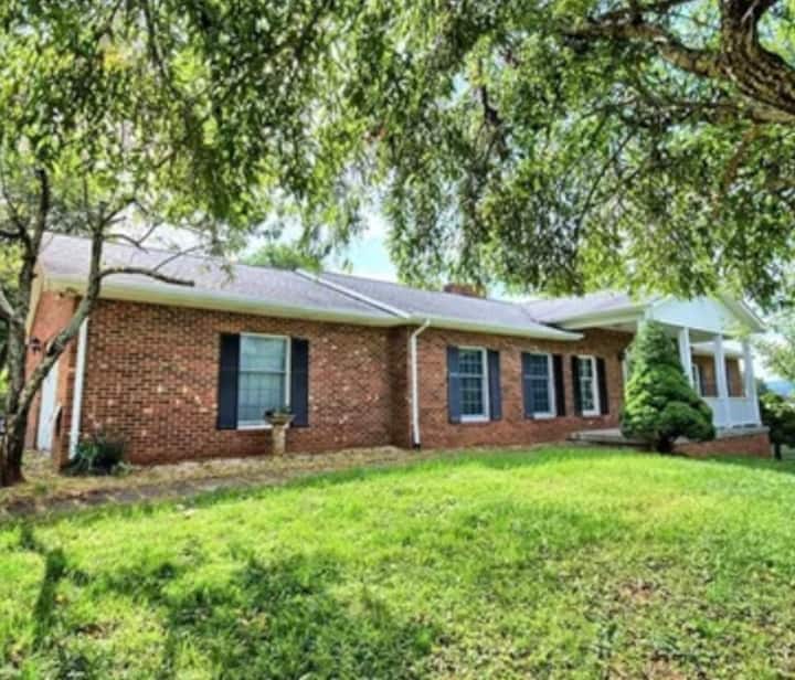 1195 Mt Jefferson Rd - West Jefferson, NC