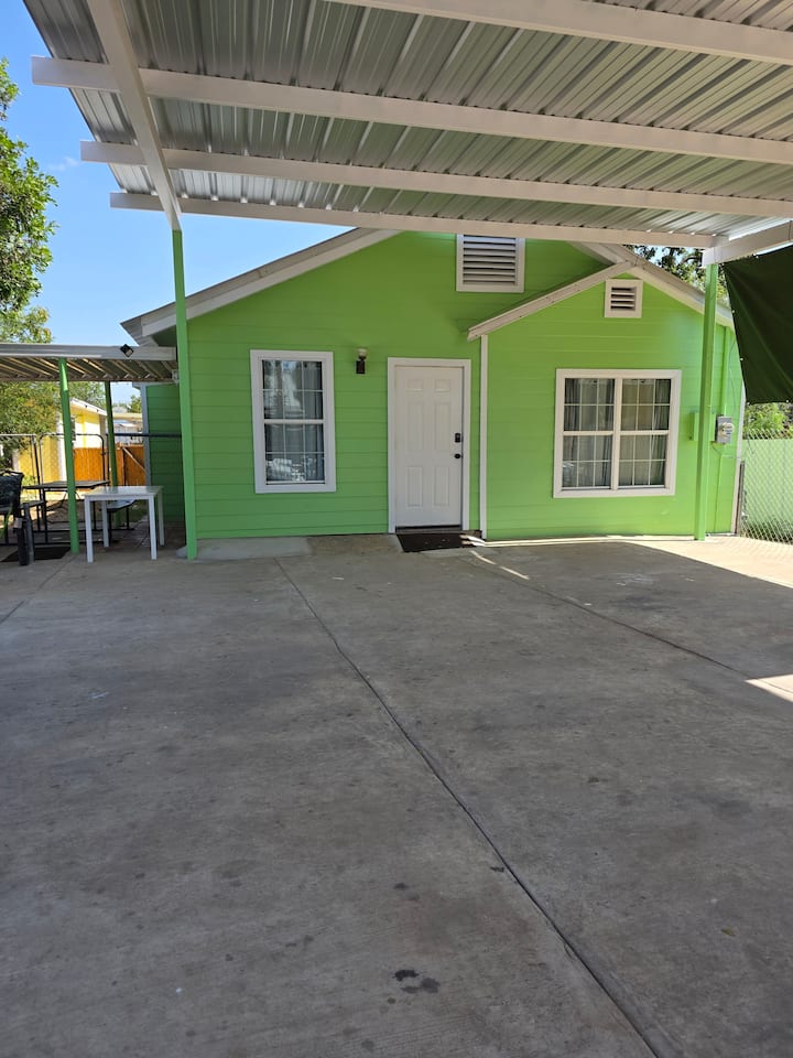 Sleeps Up To 8 In Central Laredo Pets Welcomed! - Laredo, TX