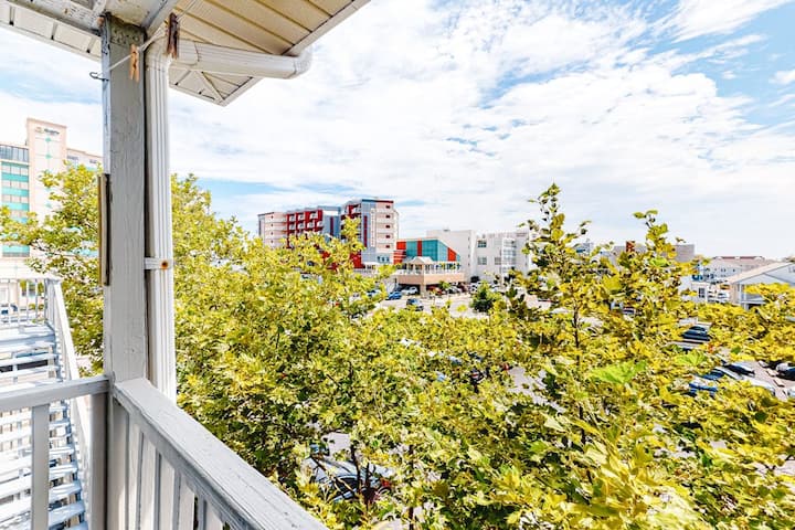 Ocean View Condo: Pool, Balcony & Ac - Ocean City