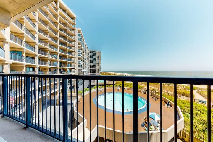 Beachfront Bliss: Pool & Furnished Balcony - Ocean City, MD