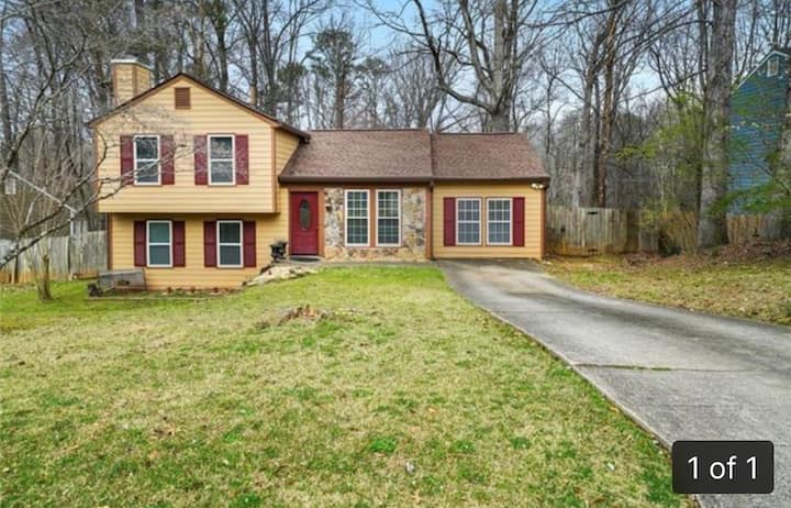 Cozy 4 Bedroom House - Roswell, GA