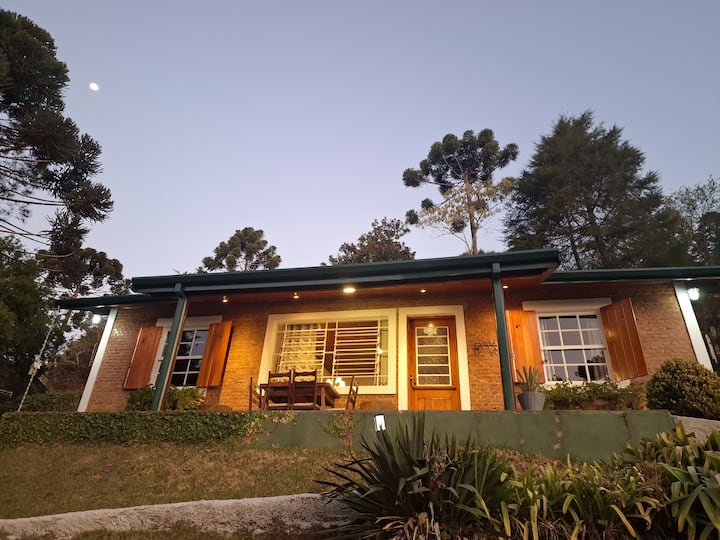 Casa Com Lareira E Varanda Com Vista Top!
Aruã - Campos do Jordão