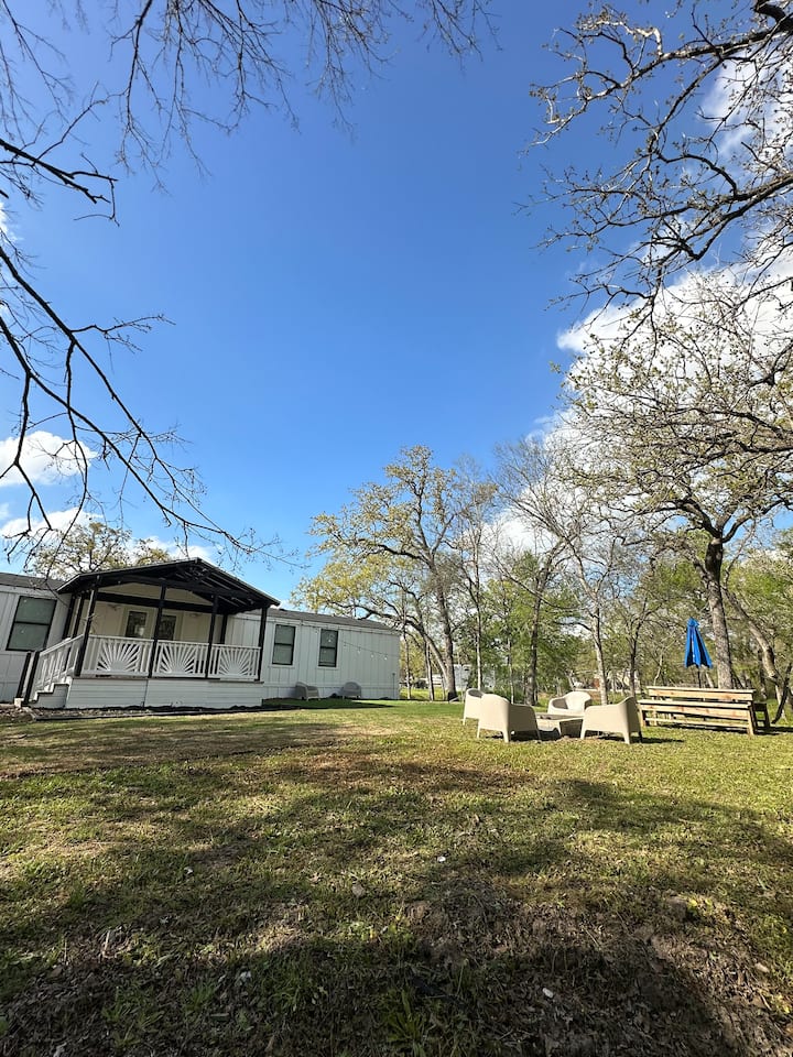 The Creek Side Cozy Home - Caldwell, TX
