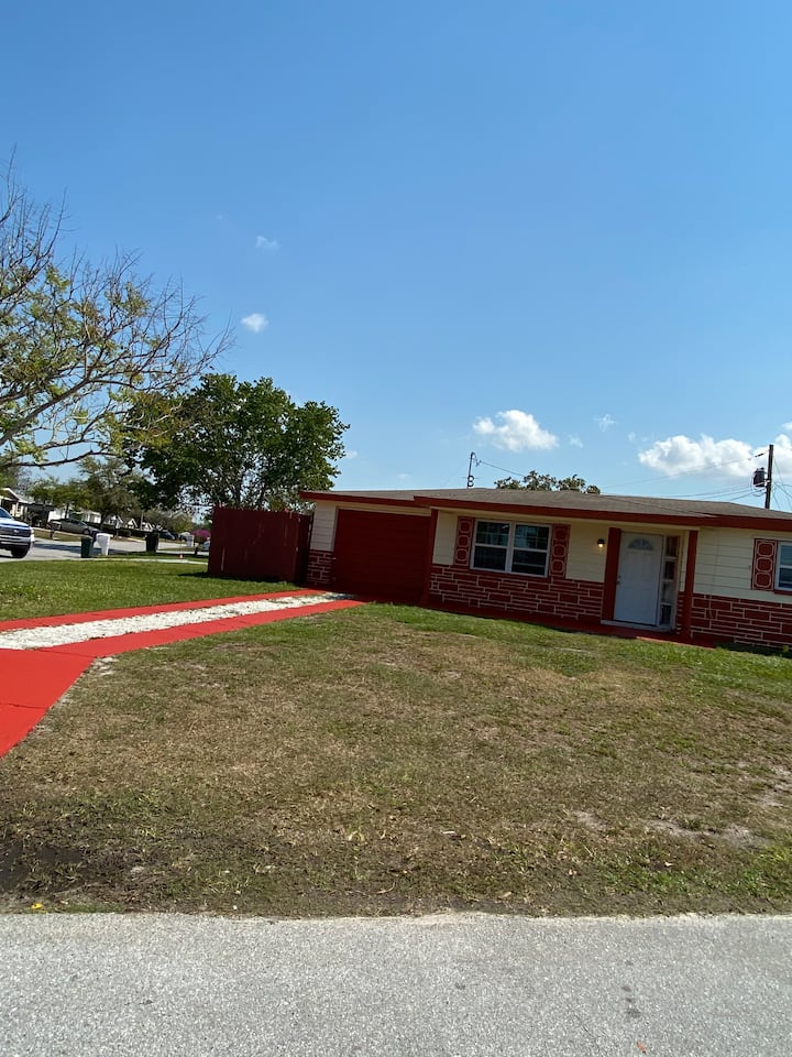 Hidden Gem Close To The Beach - Tarpon Springs, FL