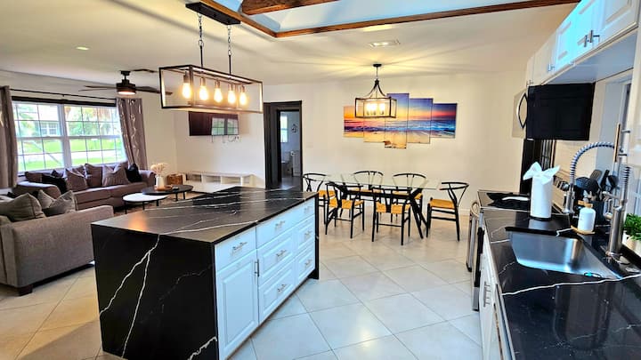 Updated 4 Bed/3 Bath Near Dwntn & Beach - Naples, FL