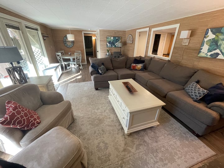 Streamview Retreat Near I-77/40 - Statesville, NC