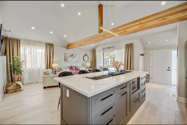 King Bed | Hwy Access | Parking - Mississauga