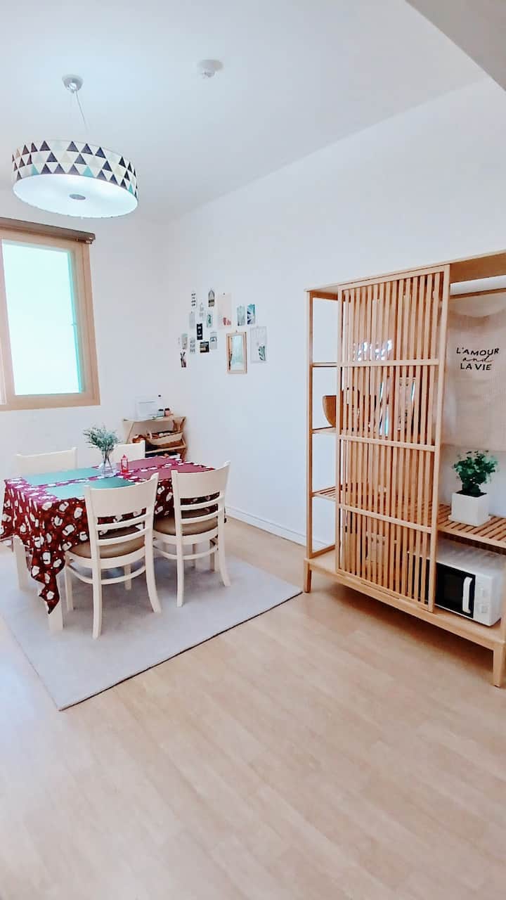 옐로 방2 화2 거실겸부엌 층고높고 넓은 속초숙소 킹침대 - Sokcho