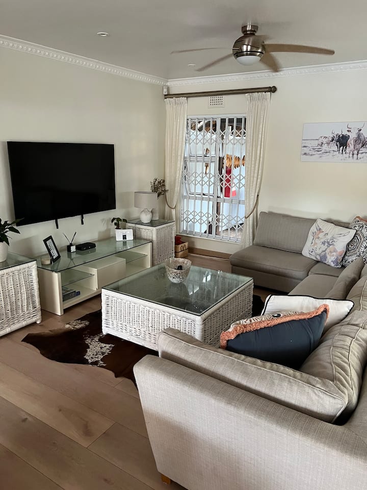 Stylish 3 Bedroom Flat Near The Beach - Umhlanga