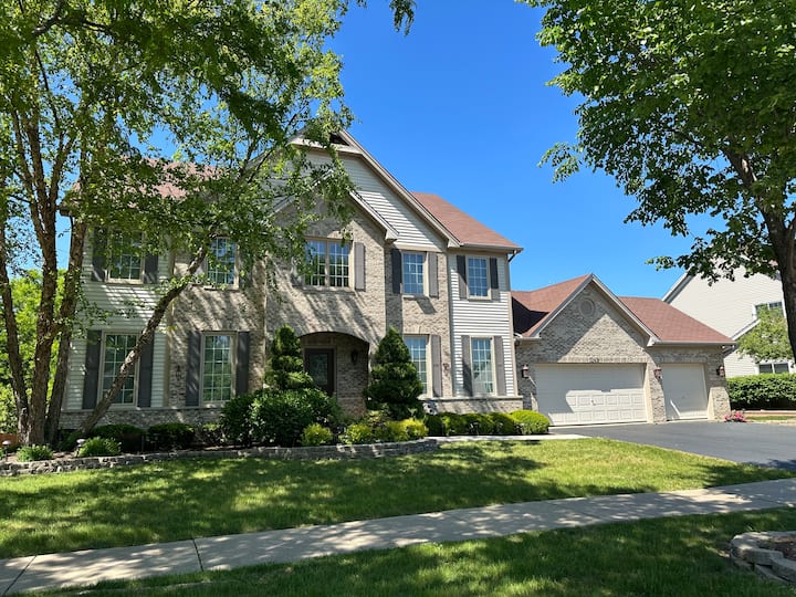 Spacious 4 Bed/3.5 Bath Sleeps 8+ - West Chicago, IL