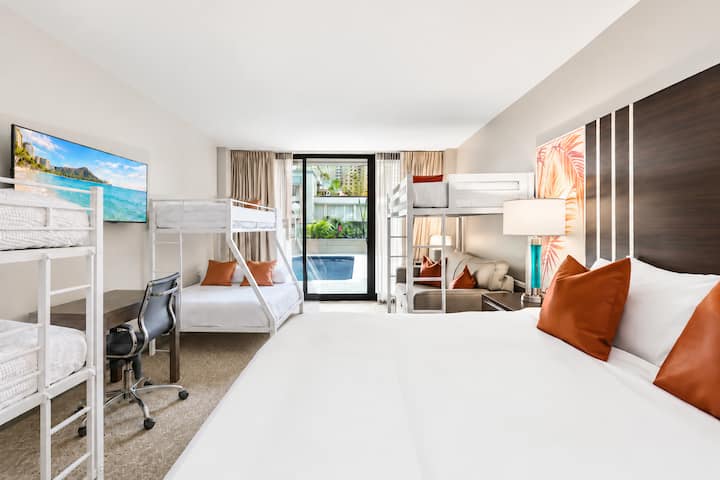 Backyard Pool + Parking + Sleeps Up To 8 Guests! - Honolulu, HI