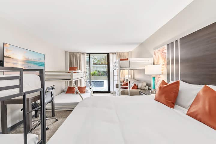 Large Groups And Families | Pool-front W/ Parking - Honolulu, HI