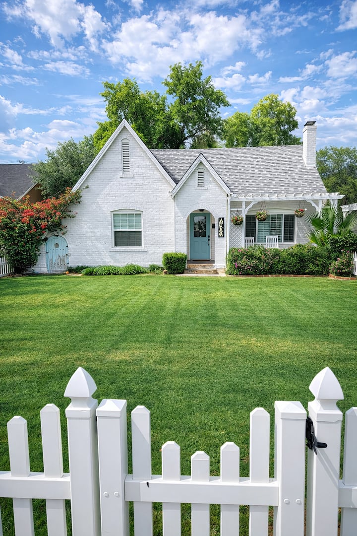 Fairytale Tudor Cottage+guest Suite Serene Escape - Phoenix