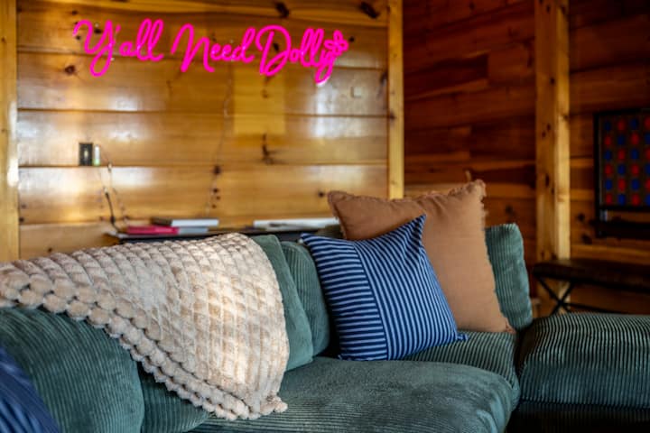 Outdoor Movie Screen & Kids’ Cabin Bunk Room - Sevierville, TN