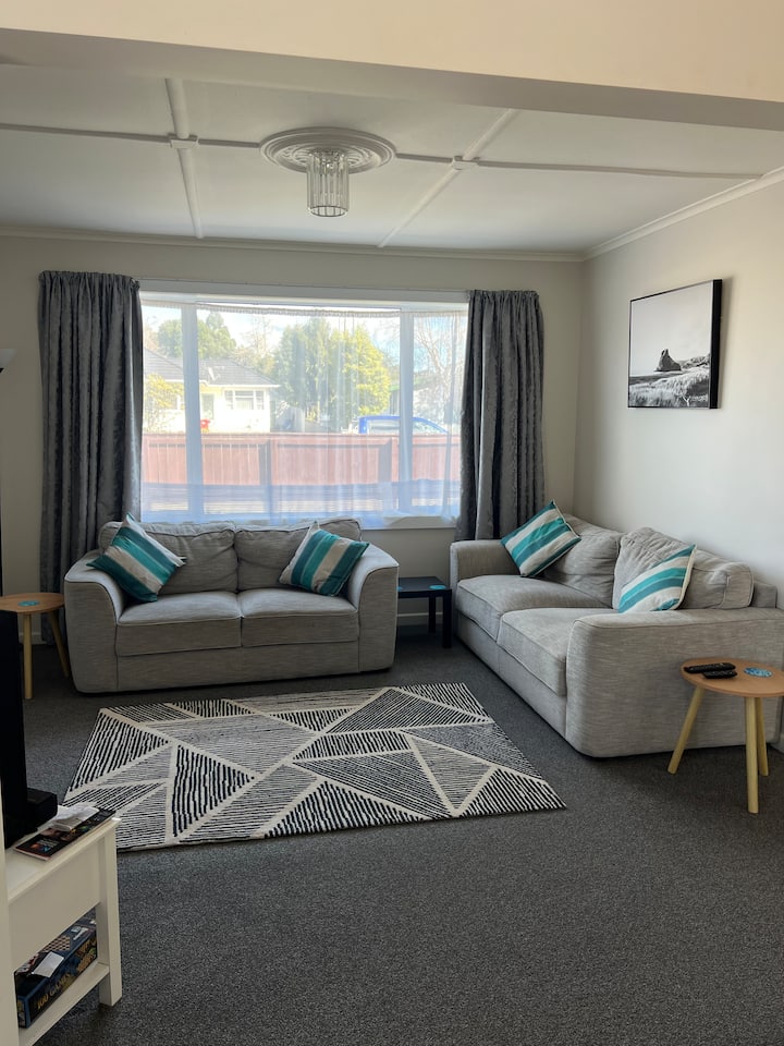 Cute 2 Bedroom Home With Garage! - Whanganui