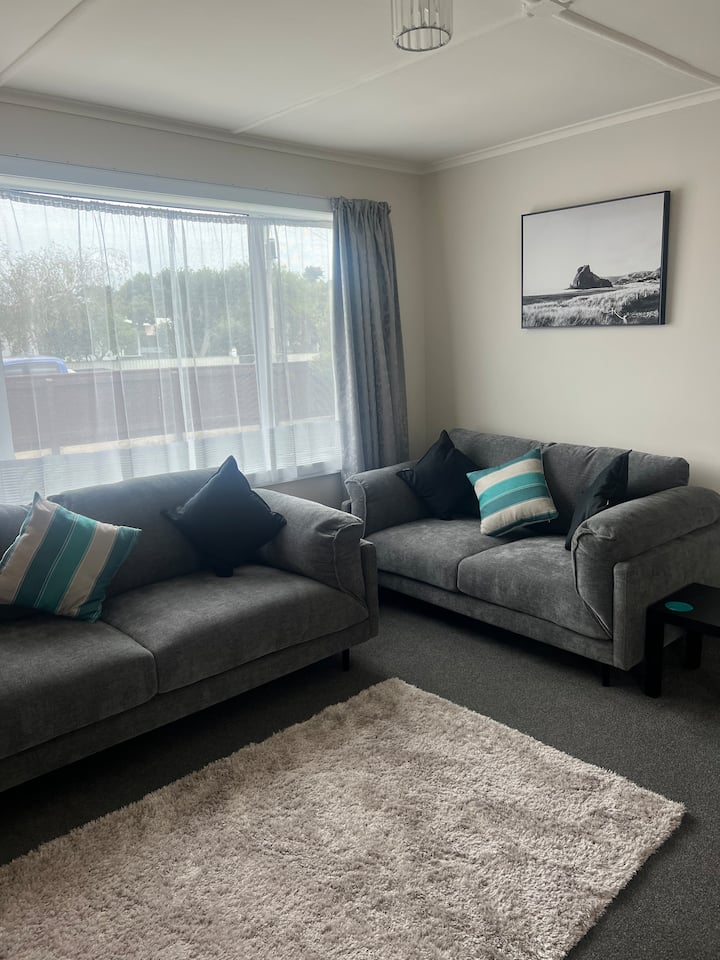 Cute 2 Bedroom Home With Garage! - Whanganui