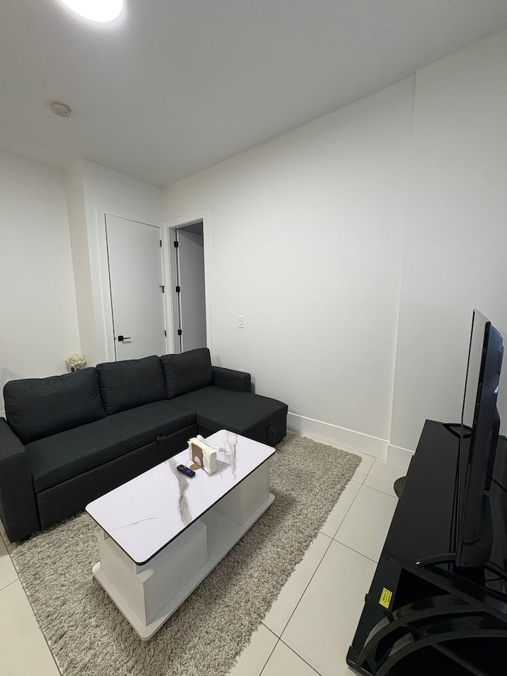 Surrey Central • 2br Guest Suite • Sleeps 6 - Surrey, BC