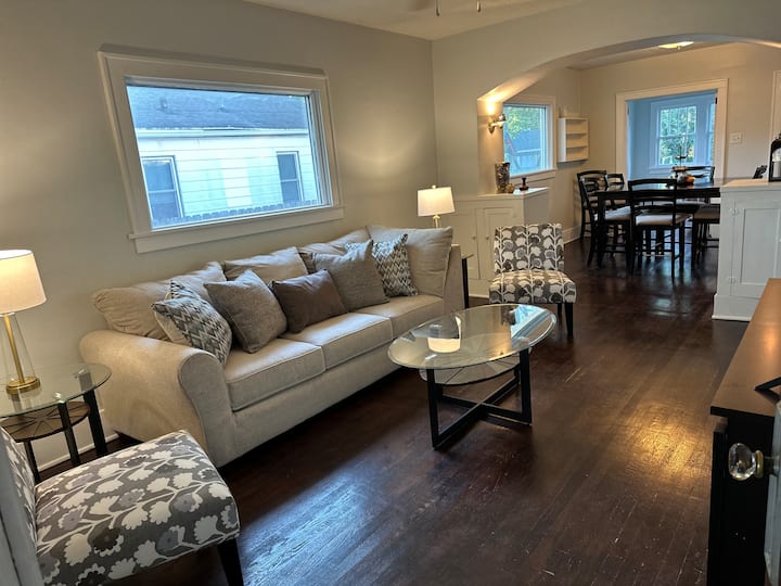 1927 Charming Cedar House - Notre Dame, IN