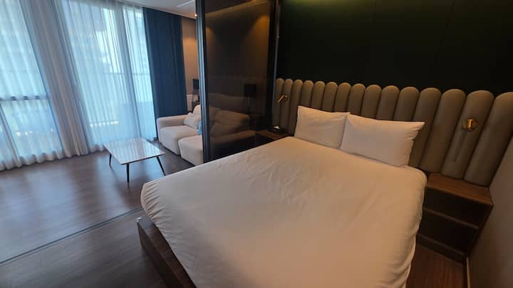 S2 3211#와이드오션뷰#넷플#해운대역5분#무료짐보관가능#오픈테라스#해리단길#ott - Busan