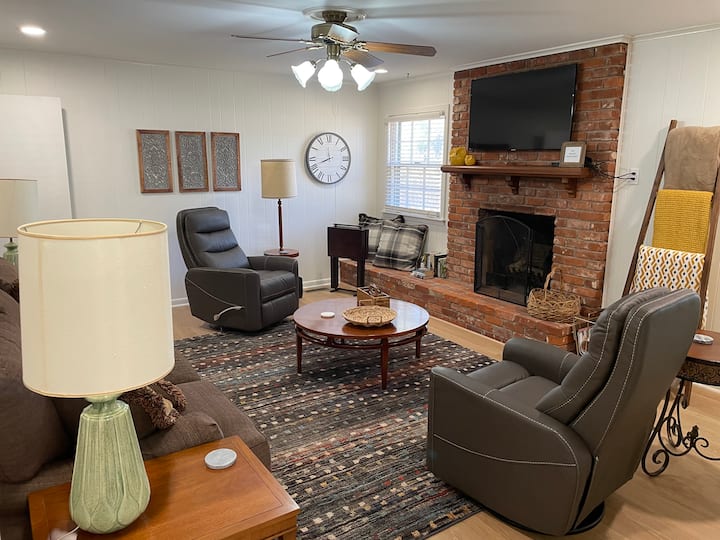 3 Bed, 2 Bath, 2 Living Rooms - Jackson, TN