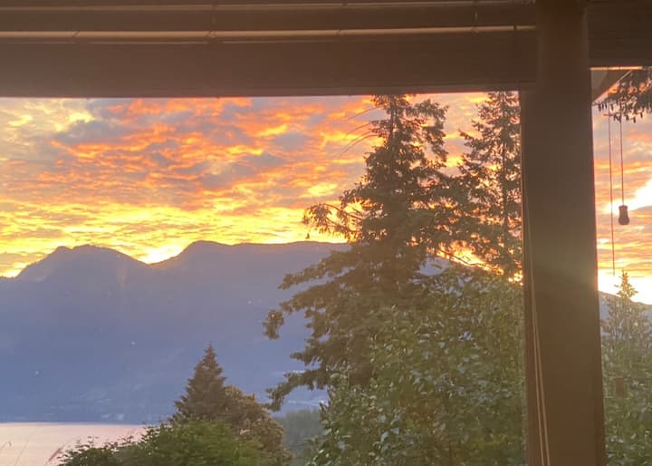 Pj’s Sunrise Suite - Bowen Island
