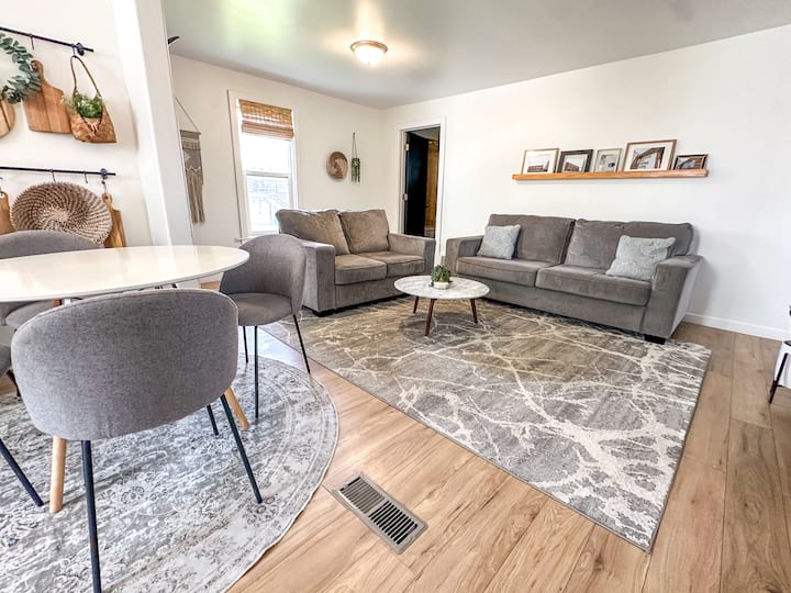 Cityscape Serenity: 2br Urban Oasis - Pet Friendly - Lincoln, NE