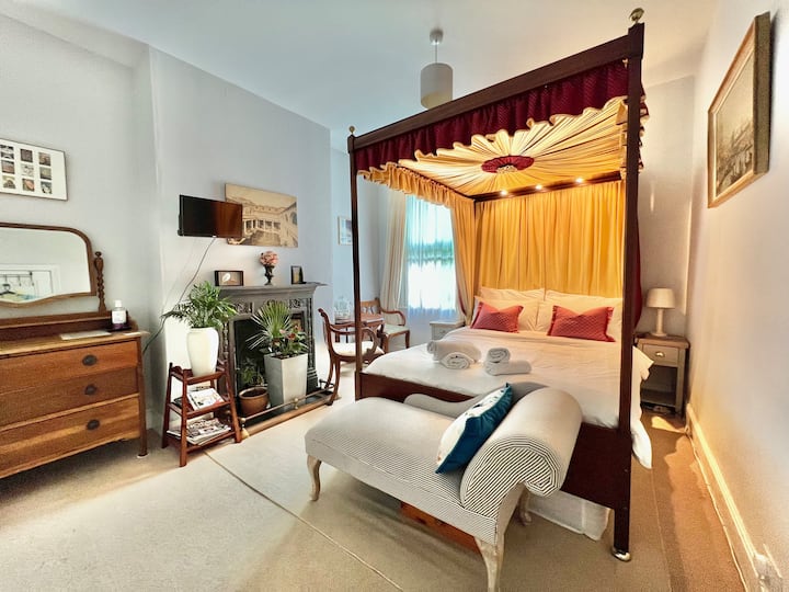 Charming 2  Bedrooms - Bath