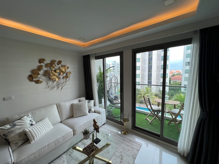 Arcadia Beach Resort-retreat: Poolview 2bed - Pattaya City