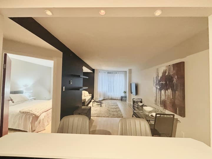 Waterfront Luxury: Pool, Sauna, Gym & Two Salons! - Halifax, NS, Canadá