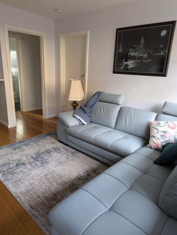 Private Retreat In St Kilda
2 B/room & Car Park - 聖基爾達