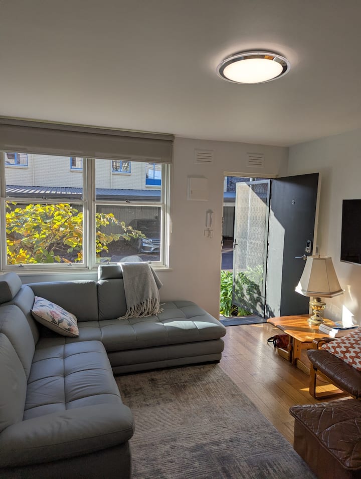 Private Retreat In St Kilda
2 B/room & Car Park - Saint Kilda