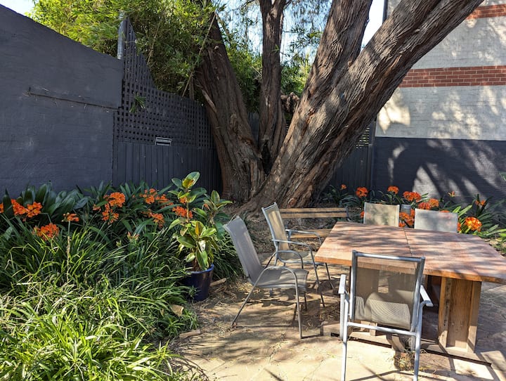 Private Retreat In St Kilda
2 B/room & Car Park - St Kilda