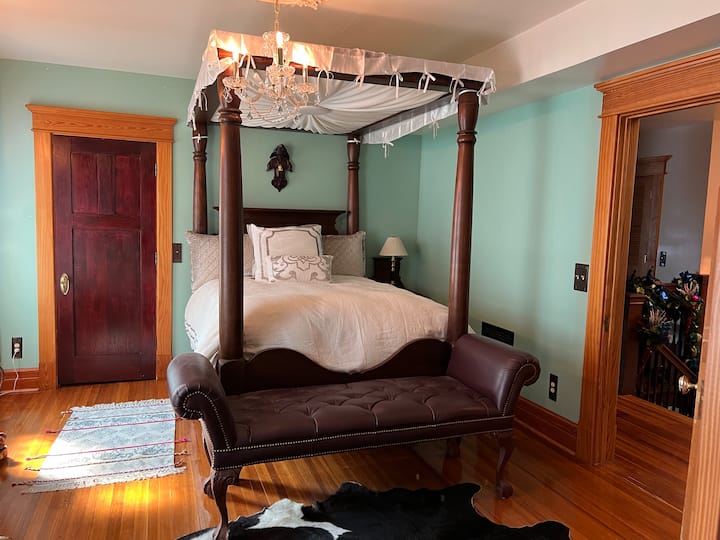 Celebrity Rooms Near Attractions - Council Bluffs, IA