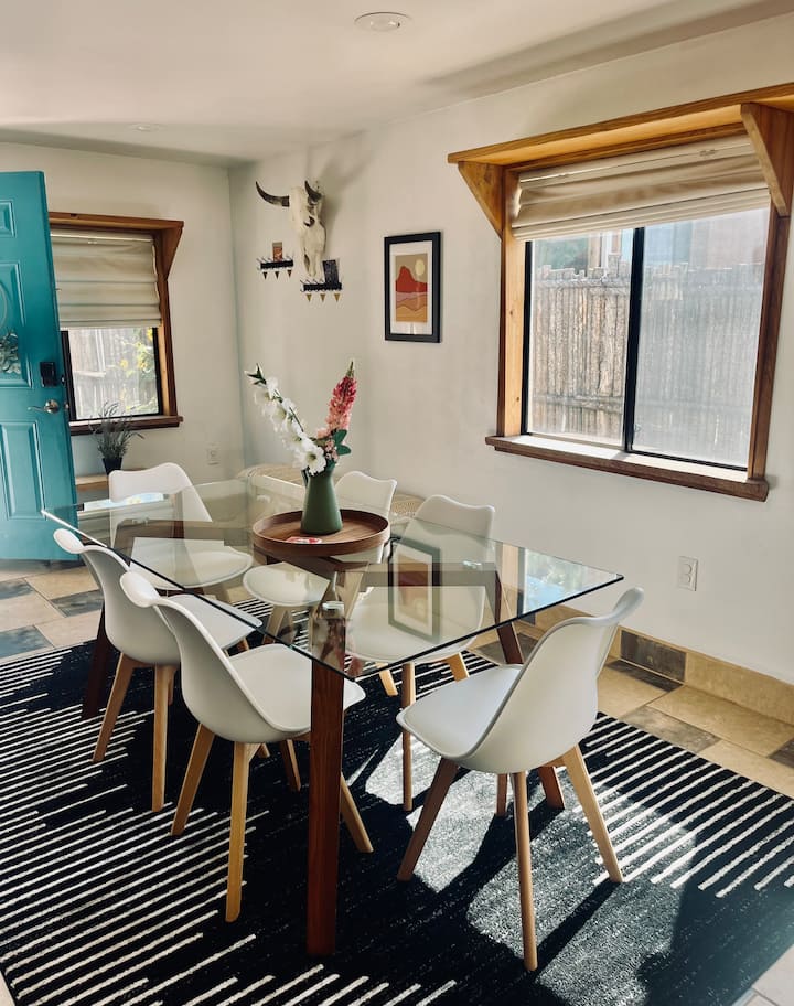 A Hip, High Desert Escape!
1 Mile To Plaza With Ac - Santa Fe